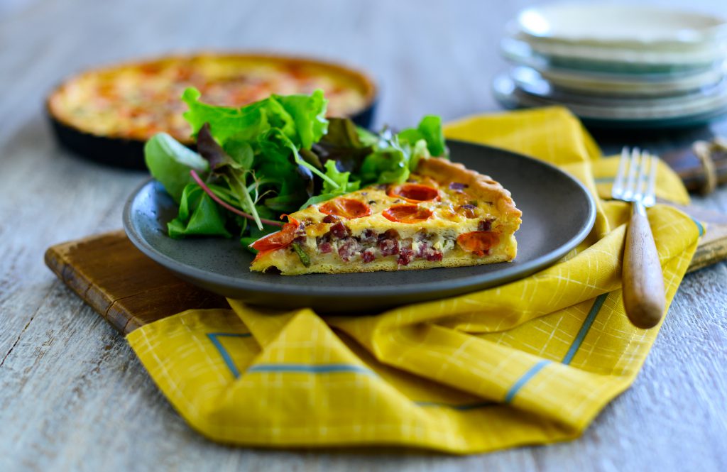 Τάρτα με σαλάμι Μιλάνου, κασέρι και τοματίνια - mpoumpas.gr